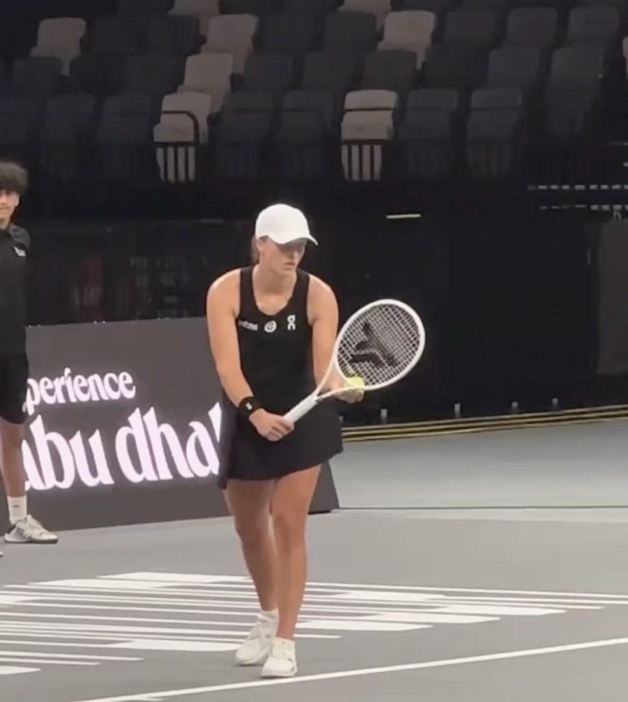 Iga Swiatek's Racquet Switch - Tennisnerd.net